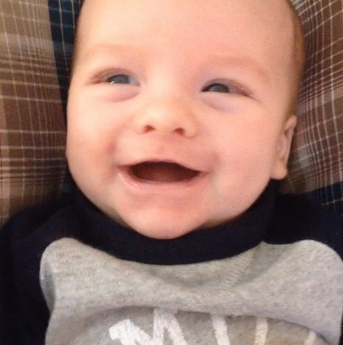 Ana Hickmann compartilha vídeo do filho dando suas primeiras risadas