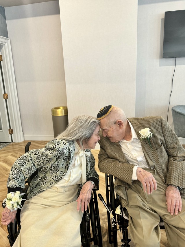 Idosos de 100 e 102 anos se casam em casa de repouso nos EUA