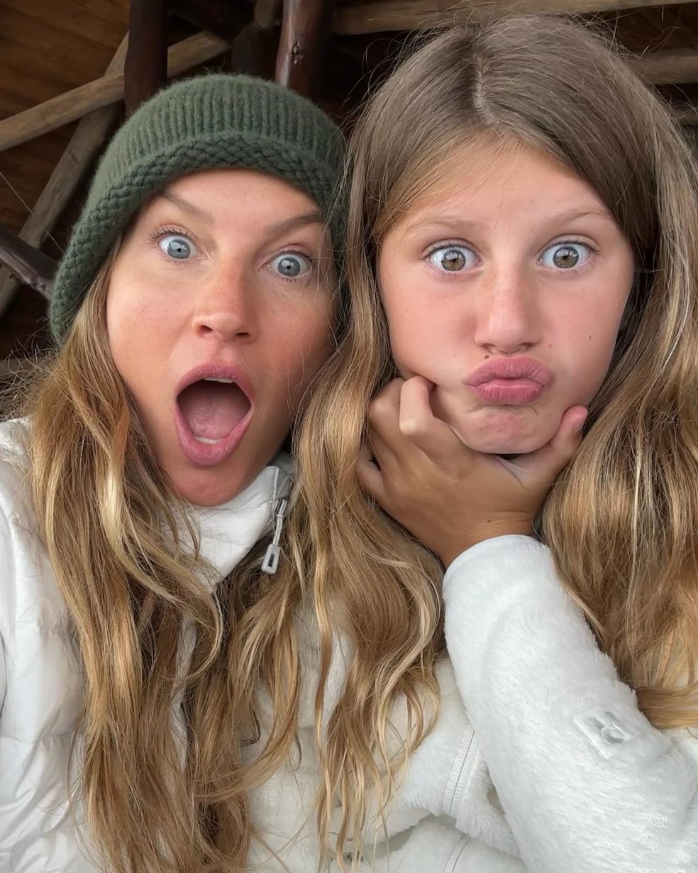 Gisele Bündchen abre álbum de aniversário de 43 anos