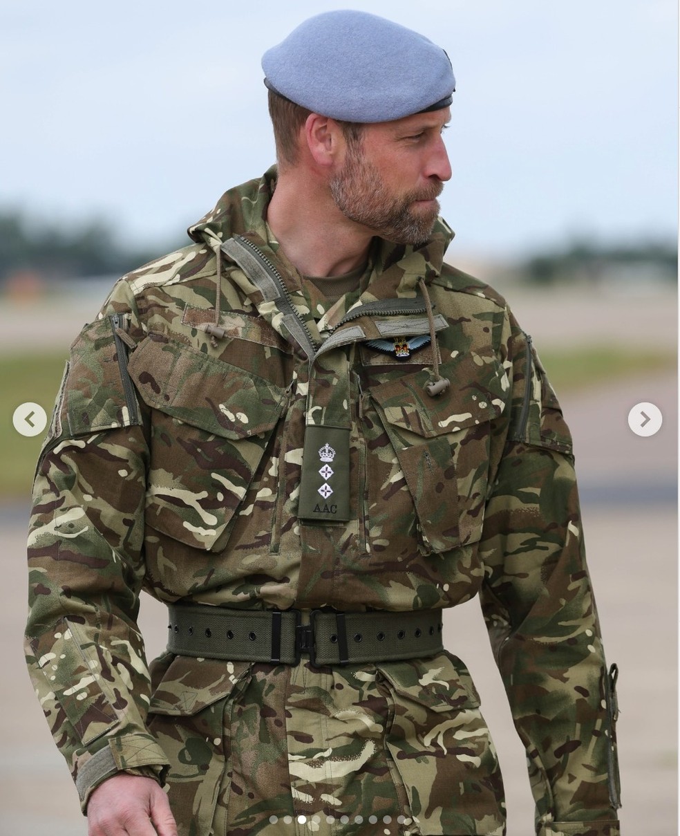 Príncipe William surge com uniforme militar durante treinamento de ...