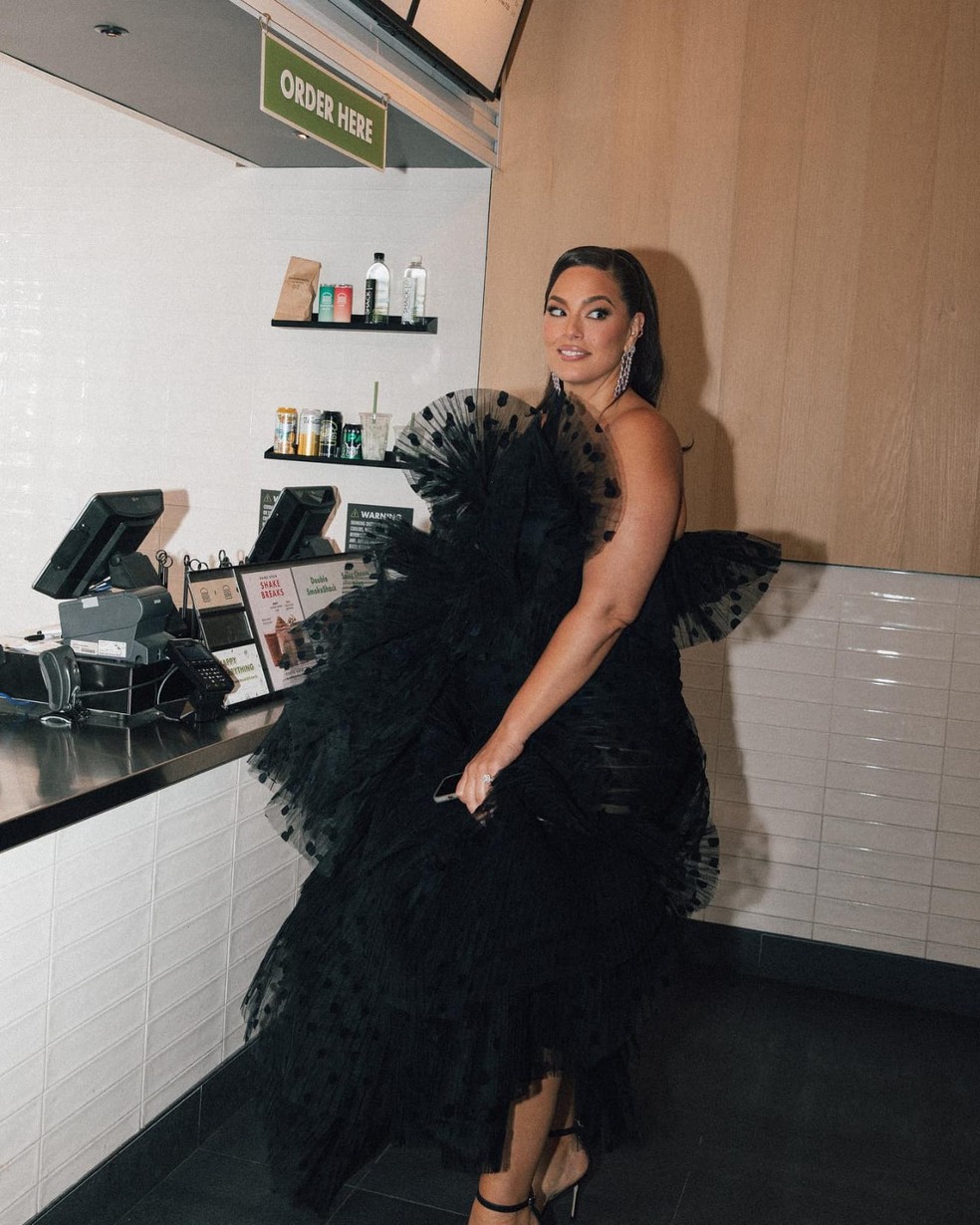 Ashley Graham faz ensaio encantador em loja de fast food
