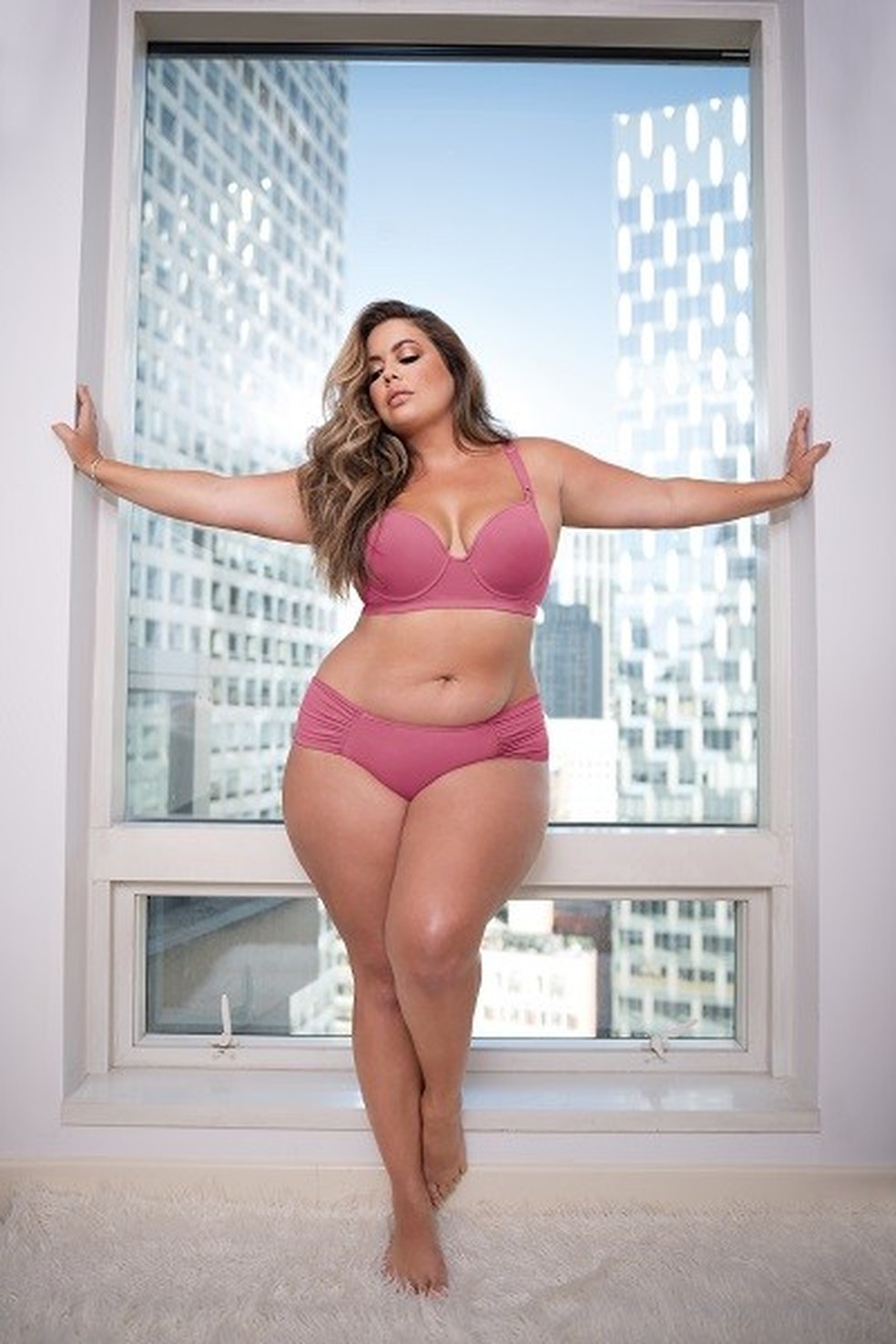 Fluvia Lacerda empresta curvas explosivas para campanha de lingerie