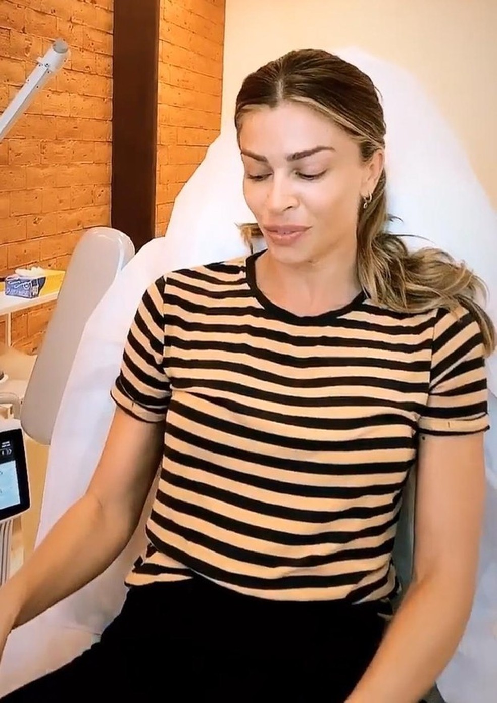Grazi aproveita dia de folga para visitar dermatologista