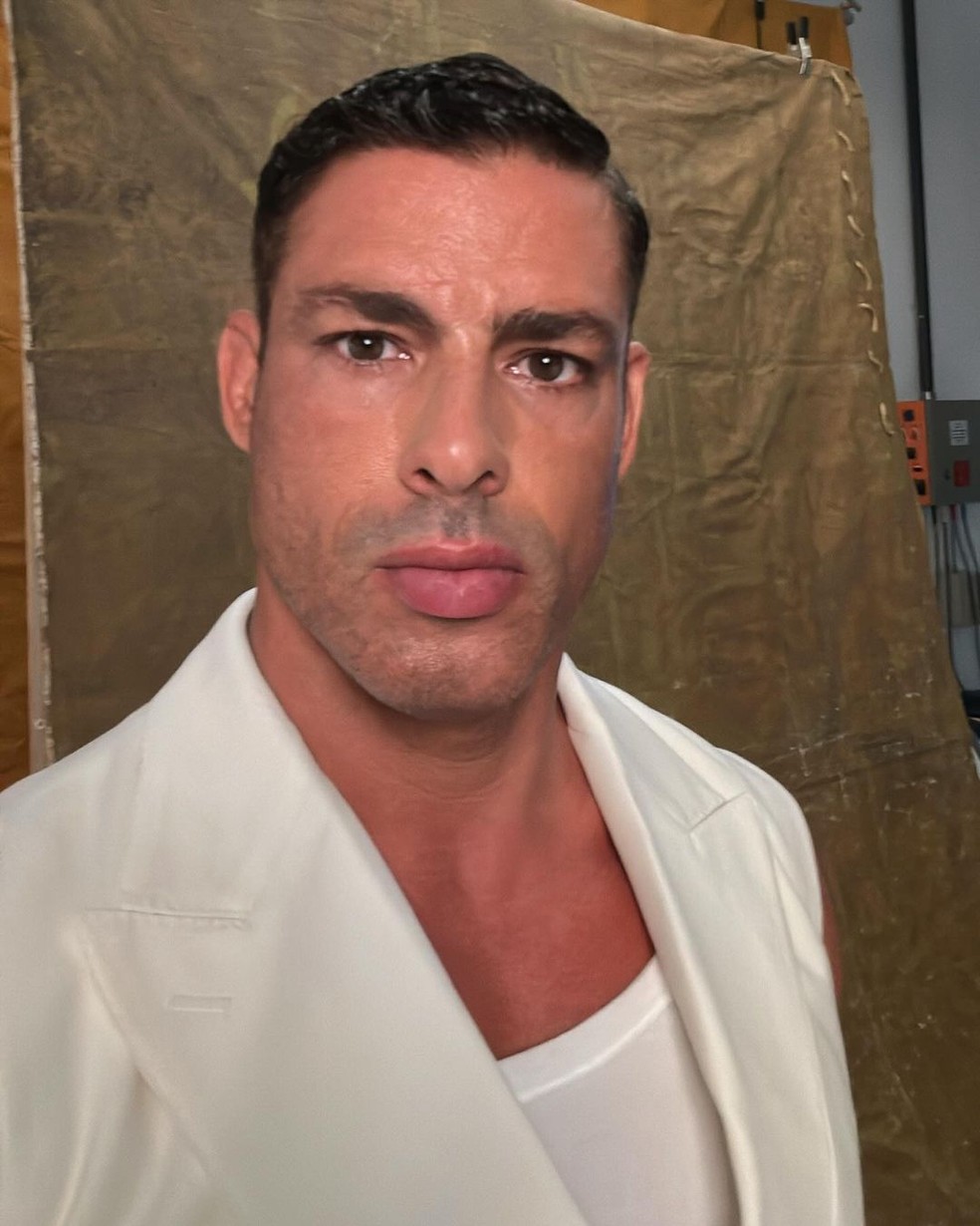 Cauã Reymond surge com novo visual e brinca: 'Por que tão sério?'