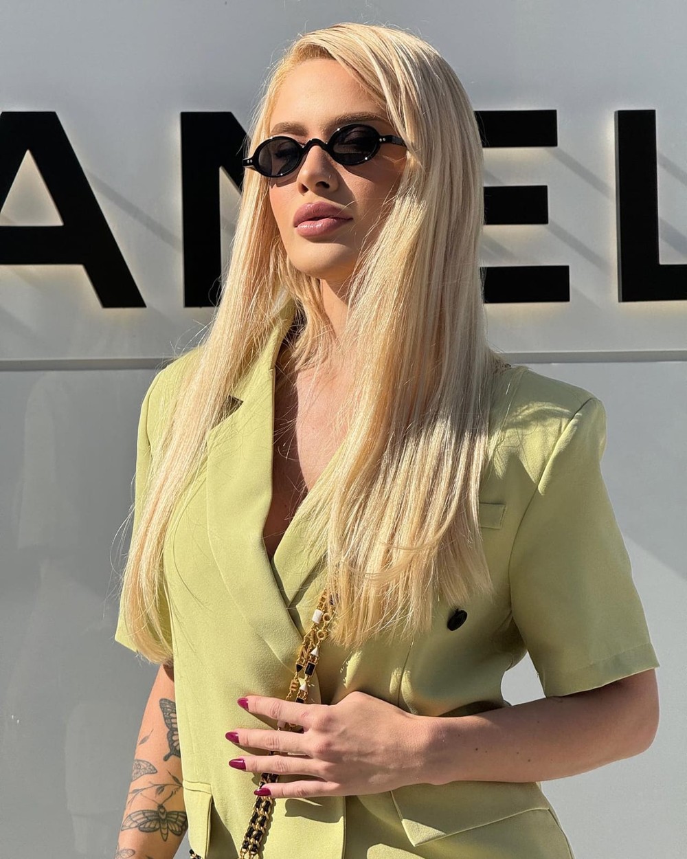 Karoline Lima esbanja elegância ao visitar grife em Beverly Hills