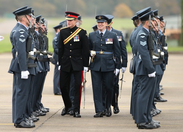 Príncipe Harry para cerimônia do exército e exerce é lado gentleman