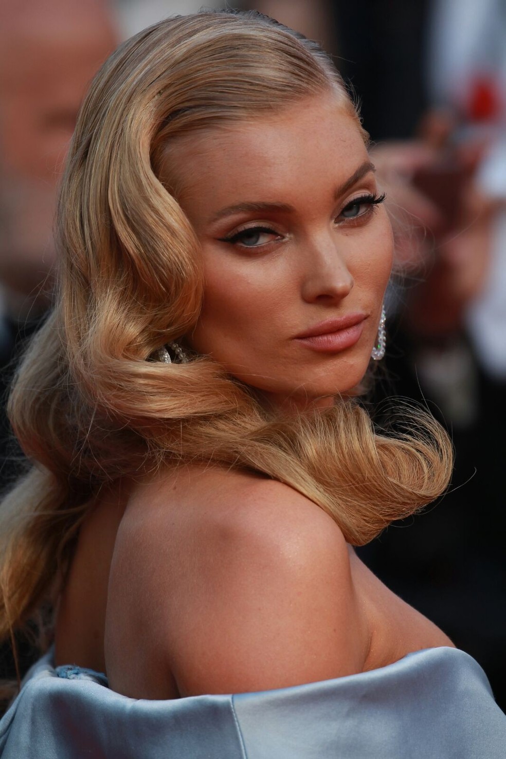 Elsa Hosk à la Elsa (de Frozen) no tapete vermelho de Cannes