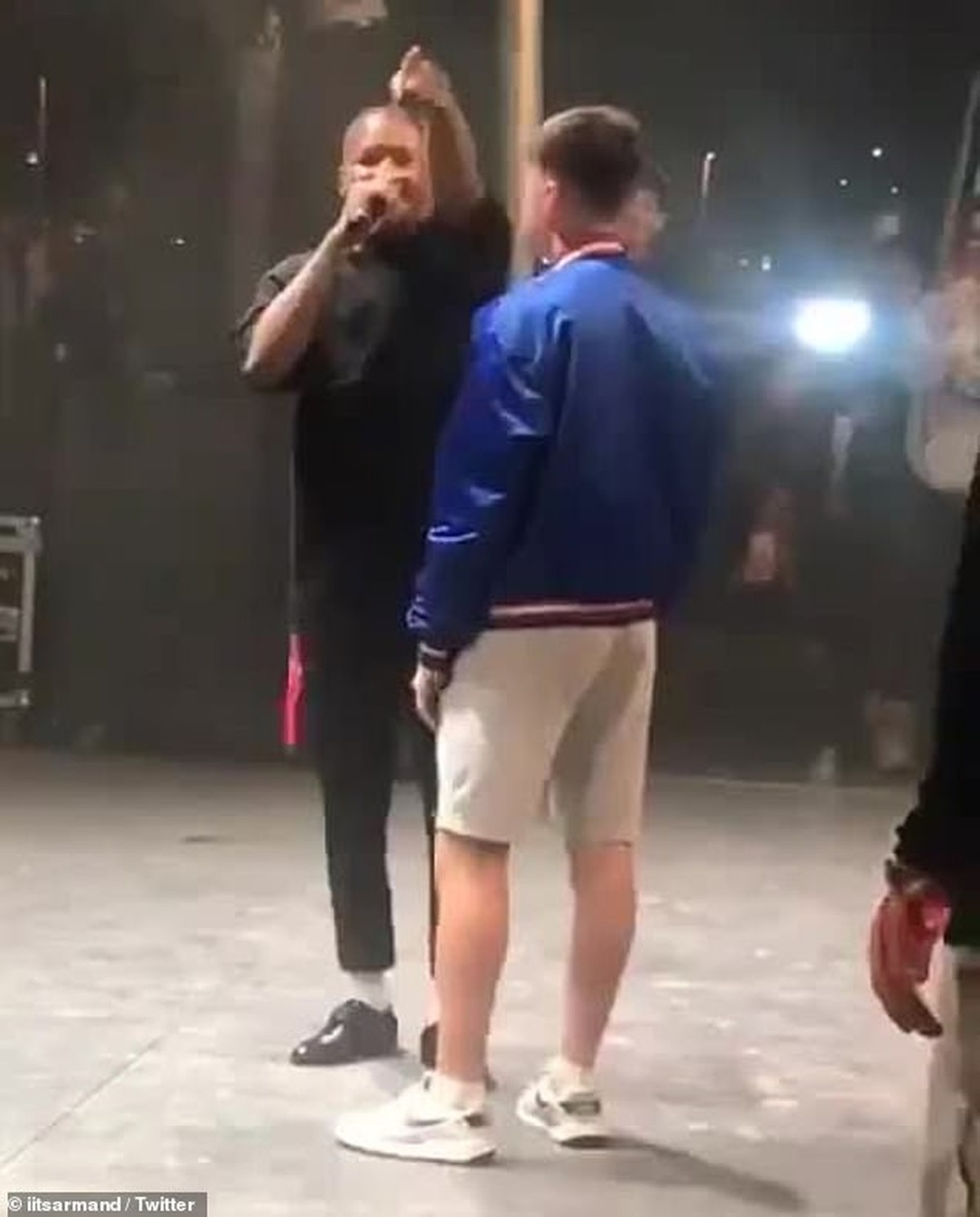 Rapper expulsa fã que se recusou a cantar 'F*** Donald Trump' do palco