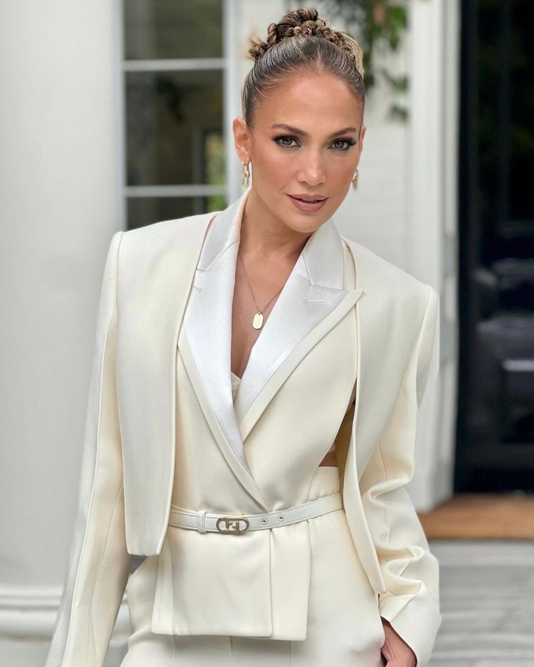 Jennifer Lopez surge deslumbrante com look all white