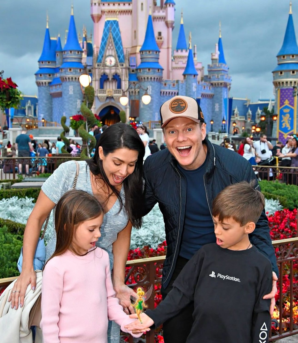 Thais Fersoza e Michel Teló levam os filhos à Disney