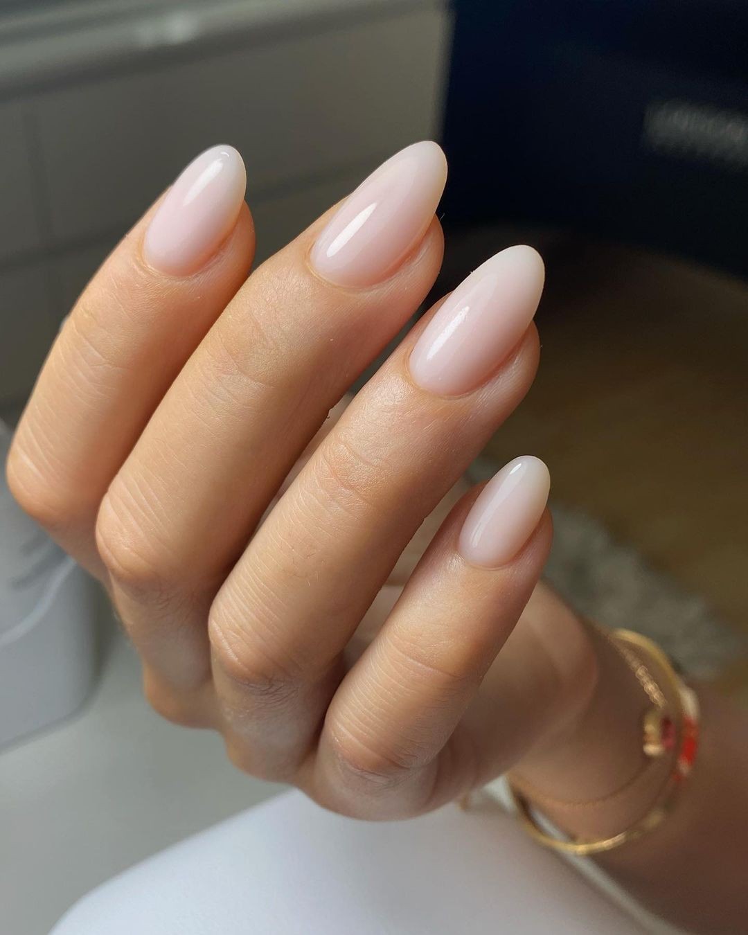 Unhas 'clean girl': conheça a nail art minimalista e fácil que é tendência