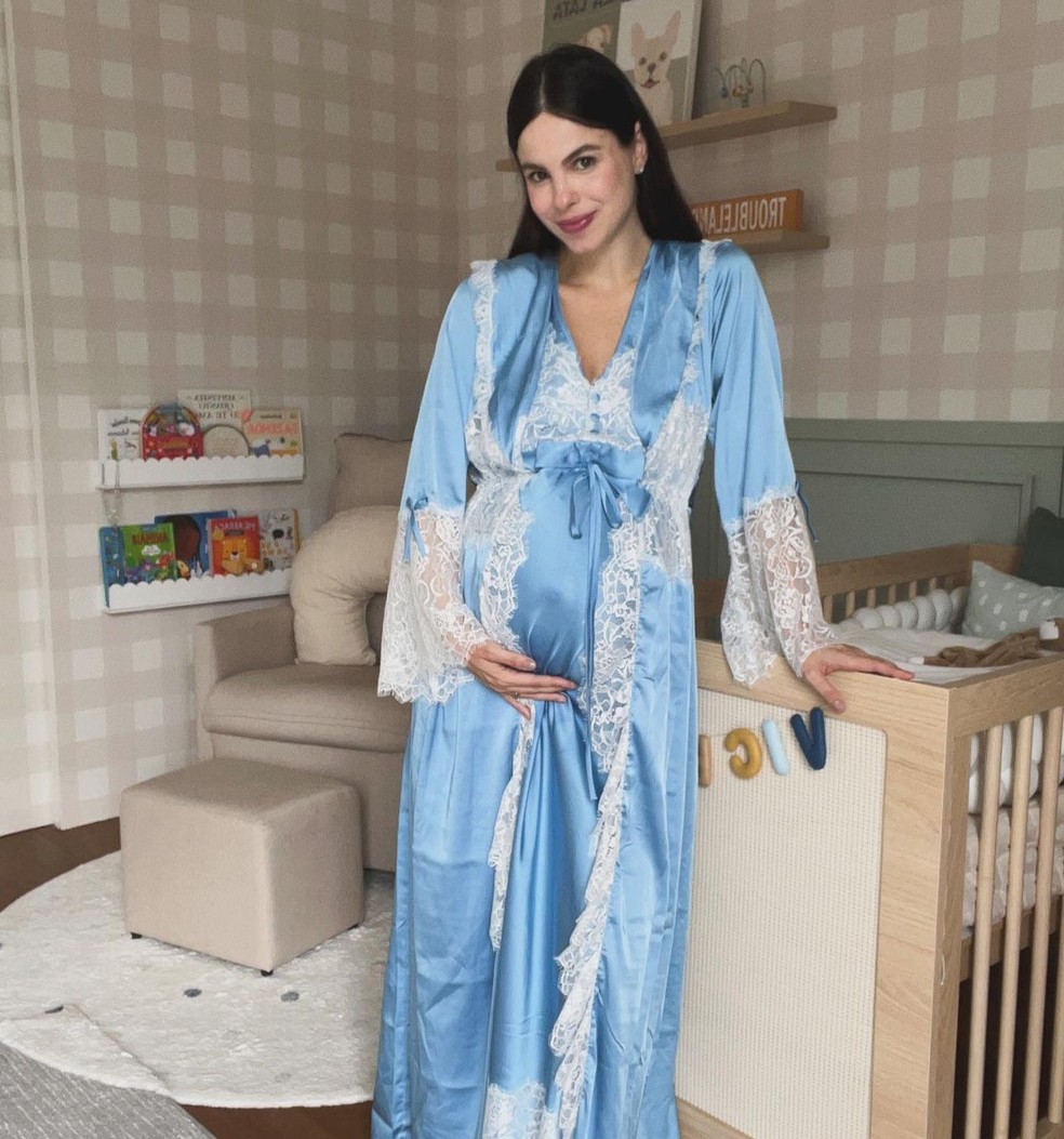 Sthefany Brito exibe barriga do nono mês da gestação