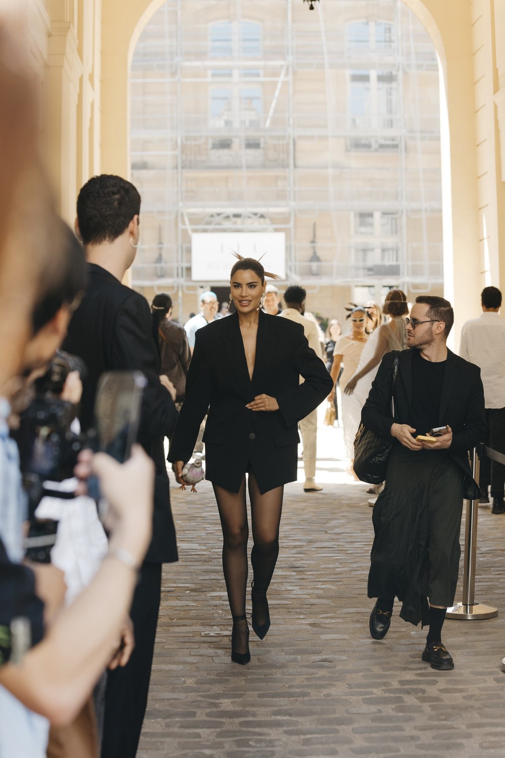 8 formas de usar meia-calça preta nos seus looks. Saiba como!