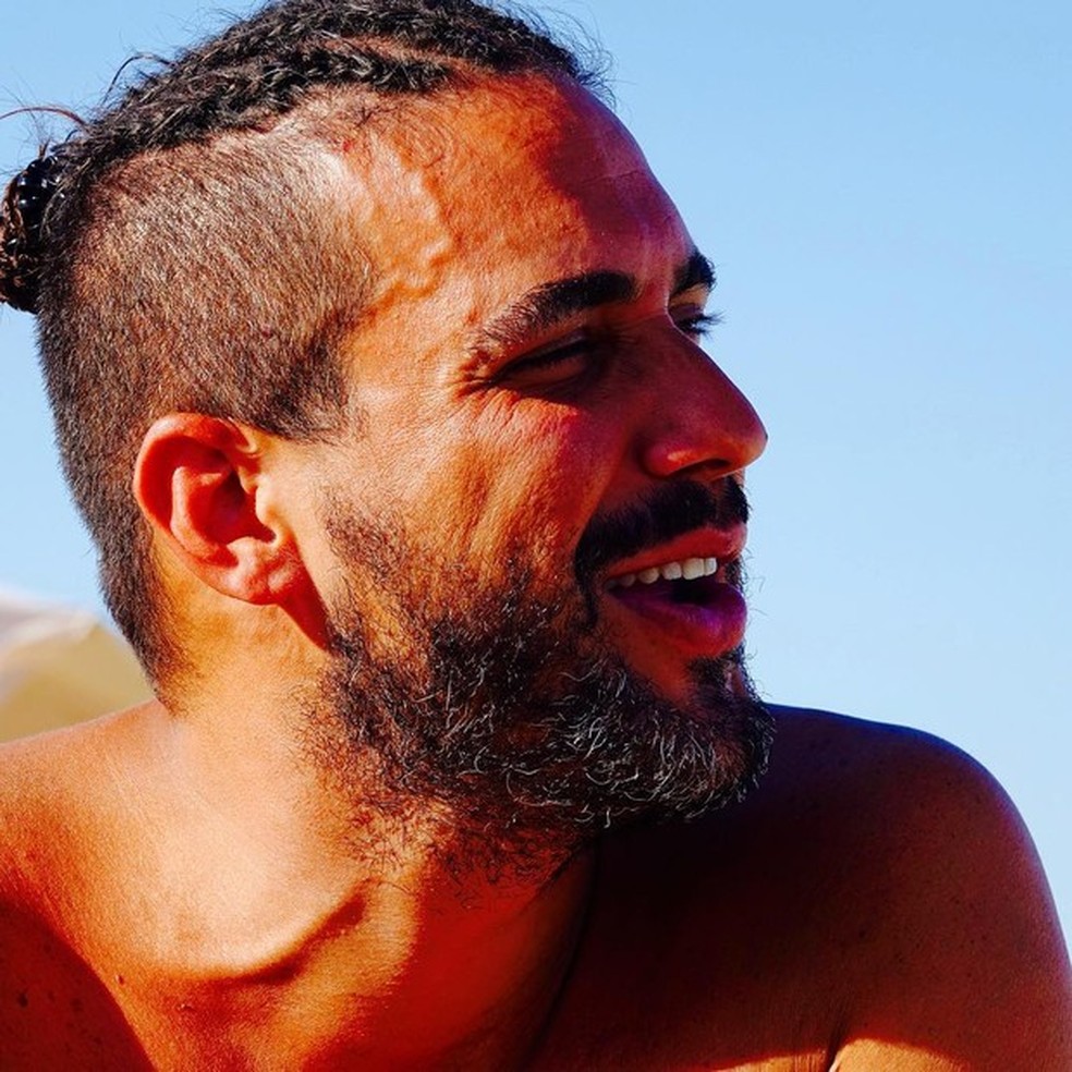 André Marques surpreende ao surgir com visual de trancinhas e coque