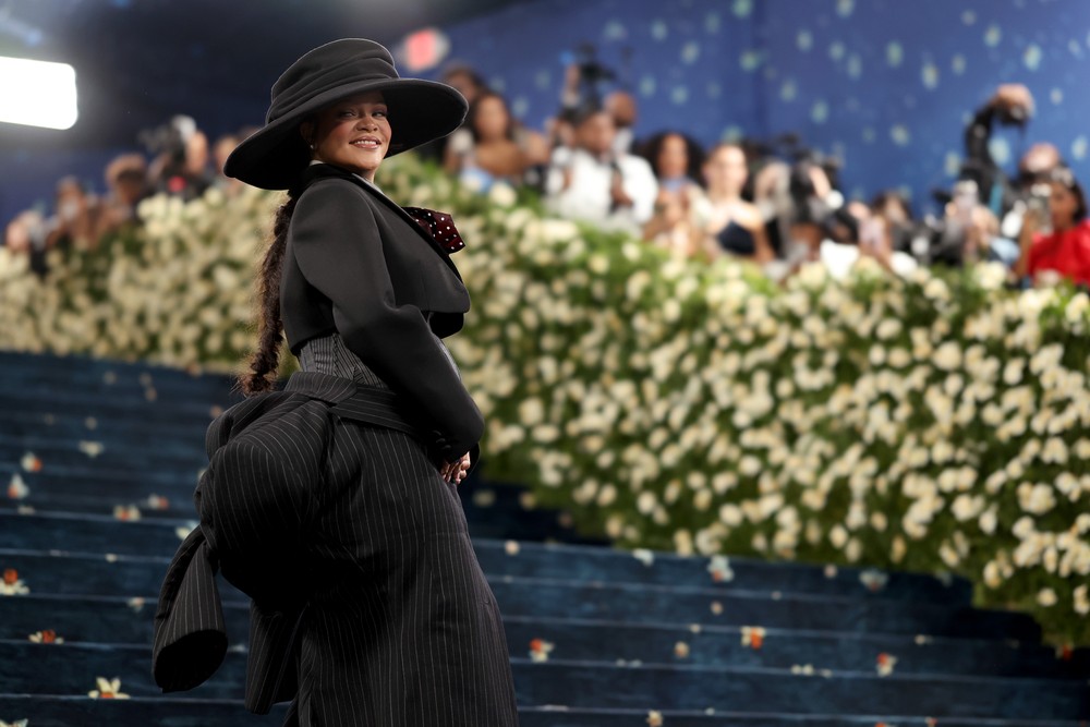 Grávida pela terceira vez, Rihanna marca presença no Met Gala 2025