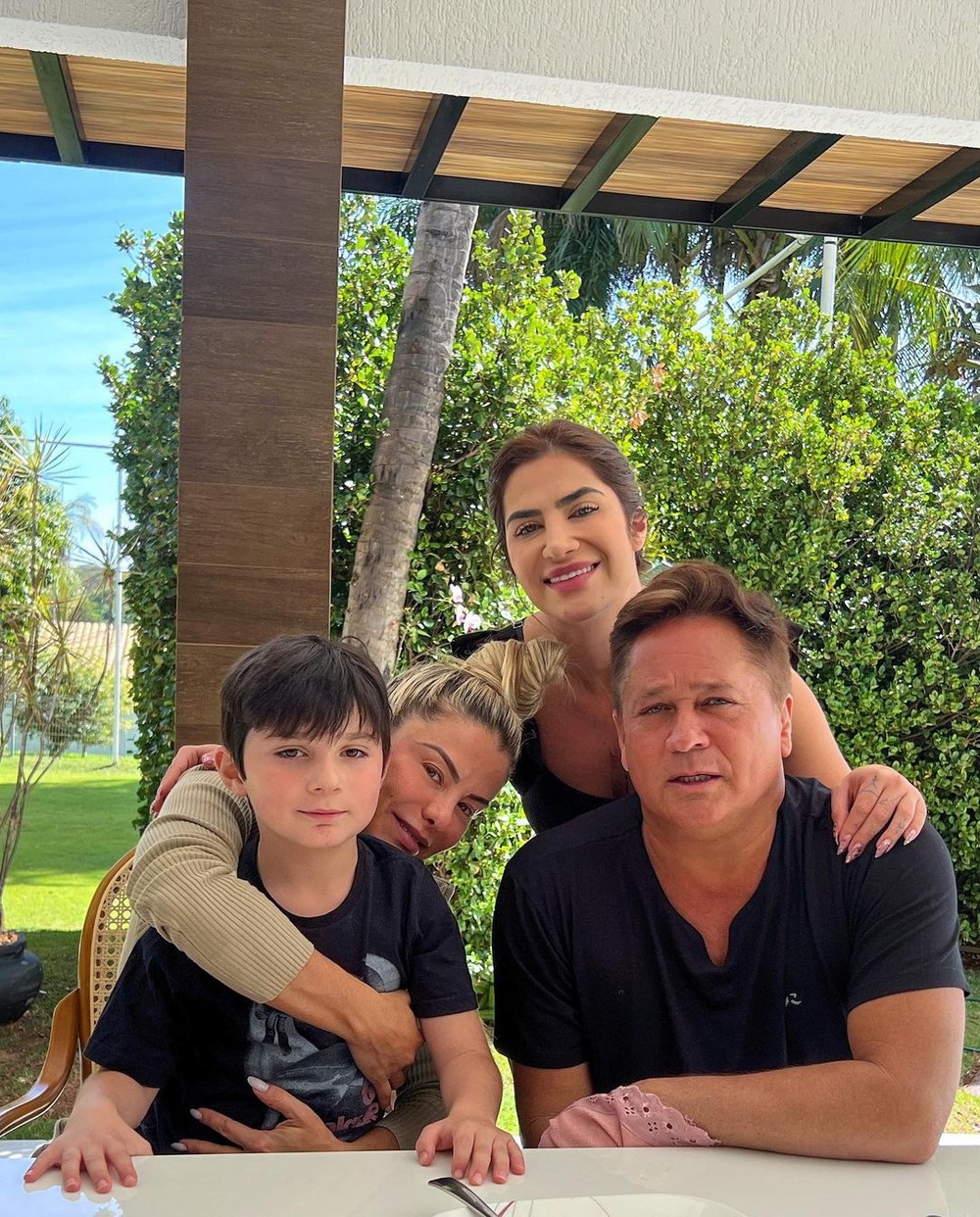 Jéssica Beatriz posa com Leonardo e seu filho Noah, e fãs apontam ...