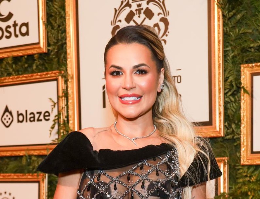 Deolane Bezerra celebra aniversário de 37 anos