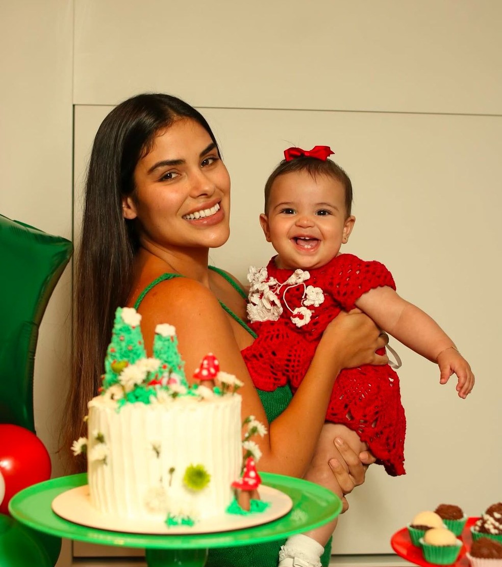Munik Nunes celebra os oito meses da filha com tema Natal