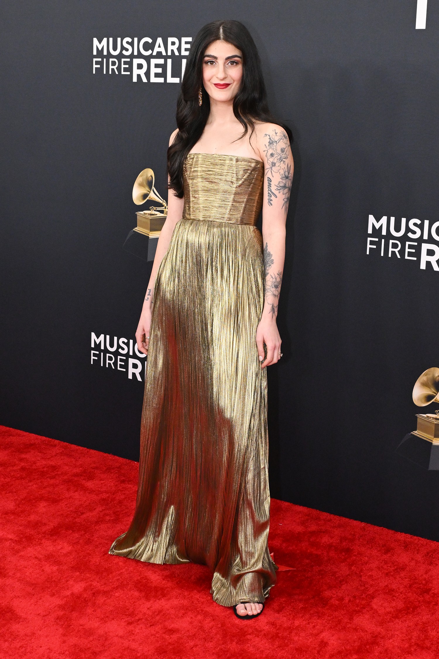 Grammy 2025: Sabrina Carpenter surge com look azul decotado nas costas