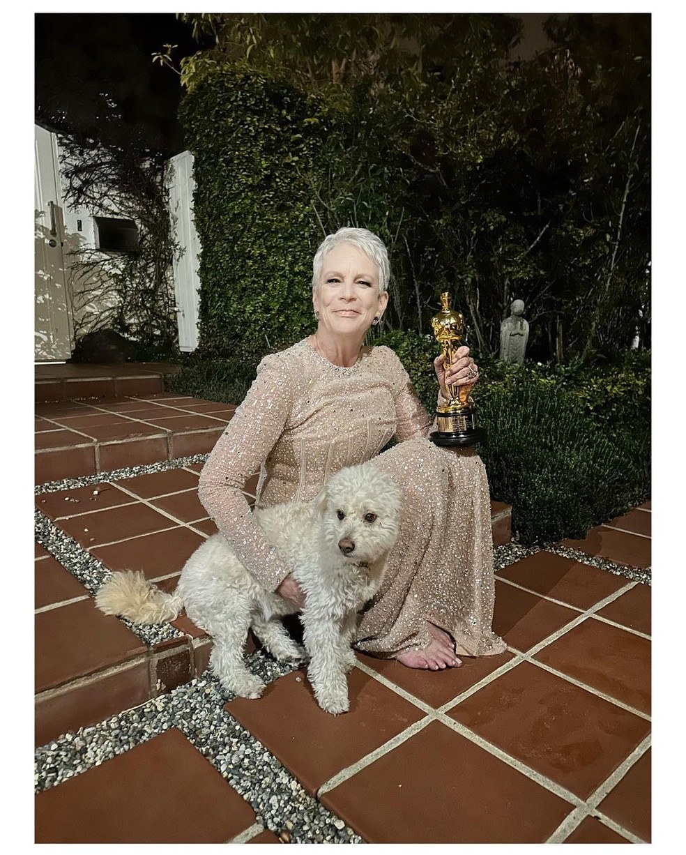 Jamie Lee Curtis agradece pet após ganhar prêmio no Oscar
