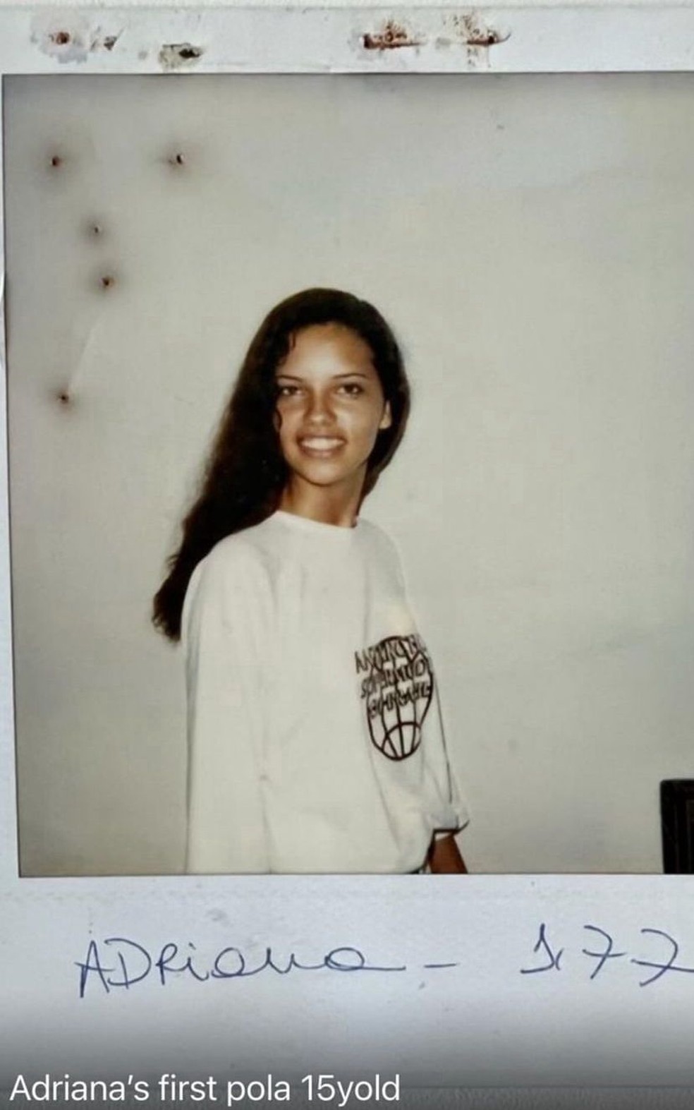 Adriana Lima relembra início da carreira de modelo em foto