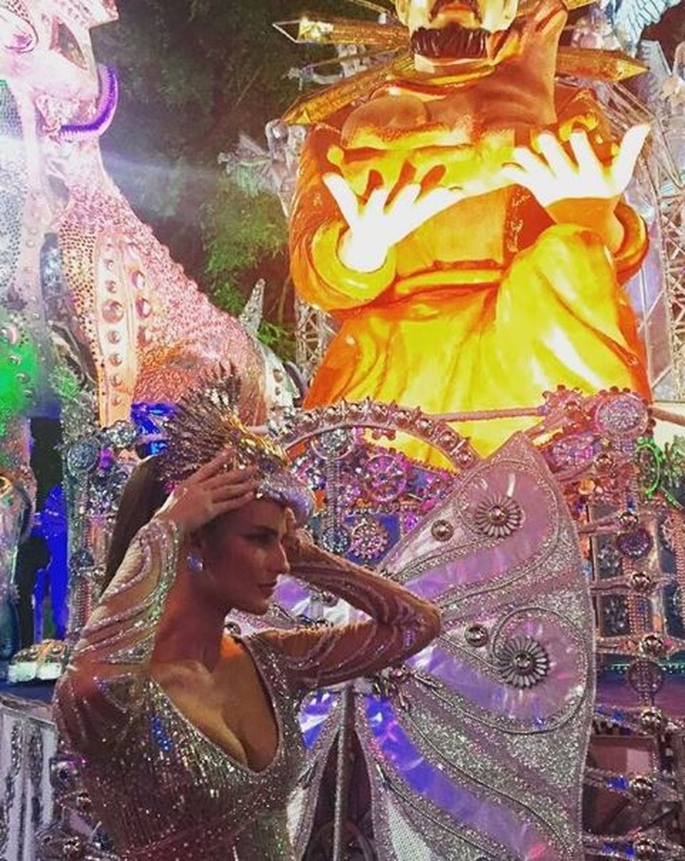 Fernanda Tavares brilha como musa da Águia de Ouro no Carnaval 2017