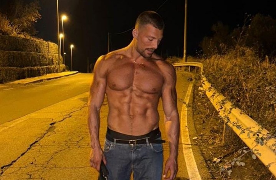 Simone Susinna esbanja beleza em passeio com pet