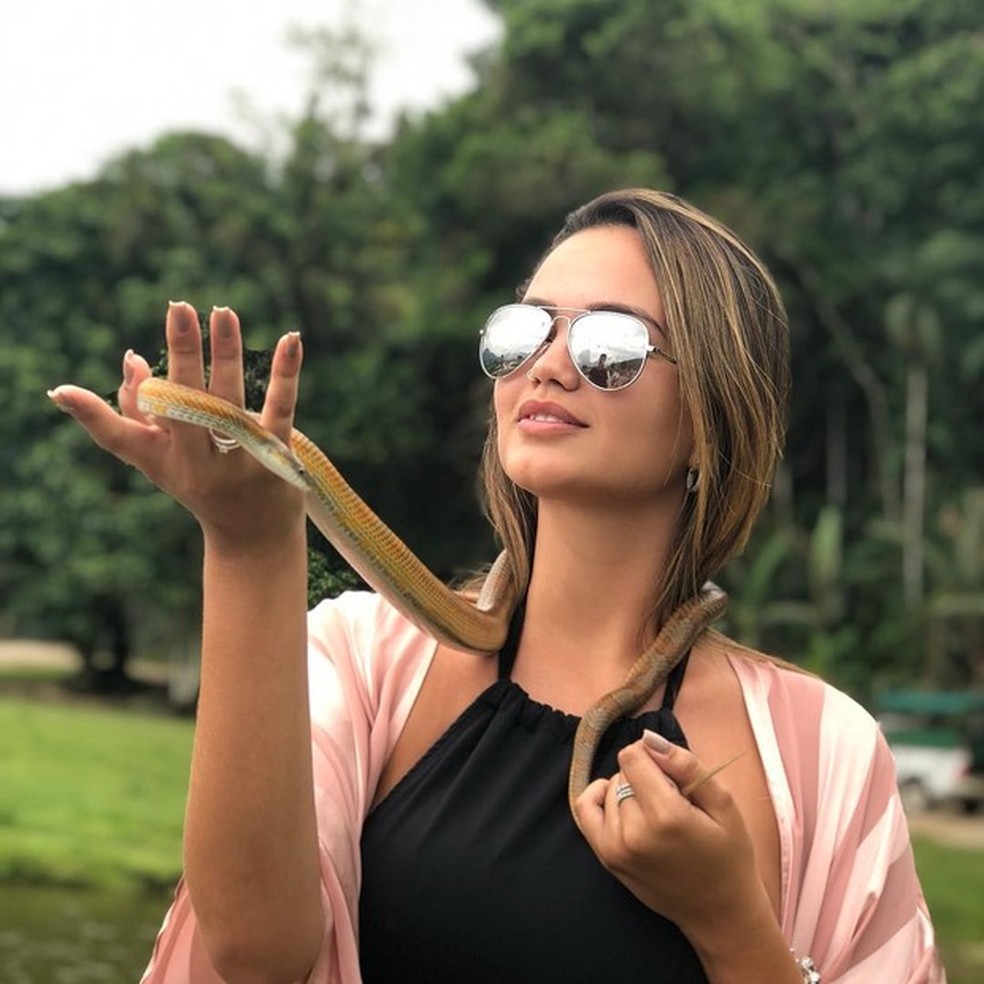 Suzanna Freitas sensualiza de maiô e ganha elogios