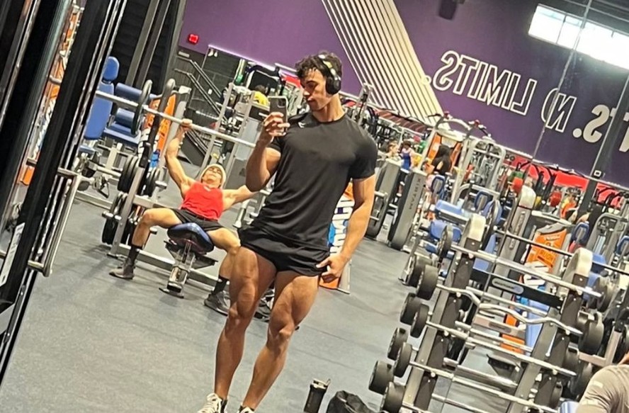 Victor Alexandre exibe pernas tonificadas após treino em academia