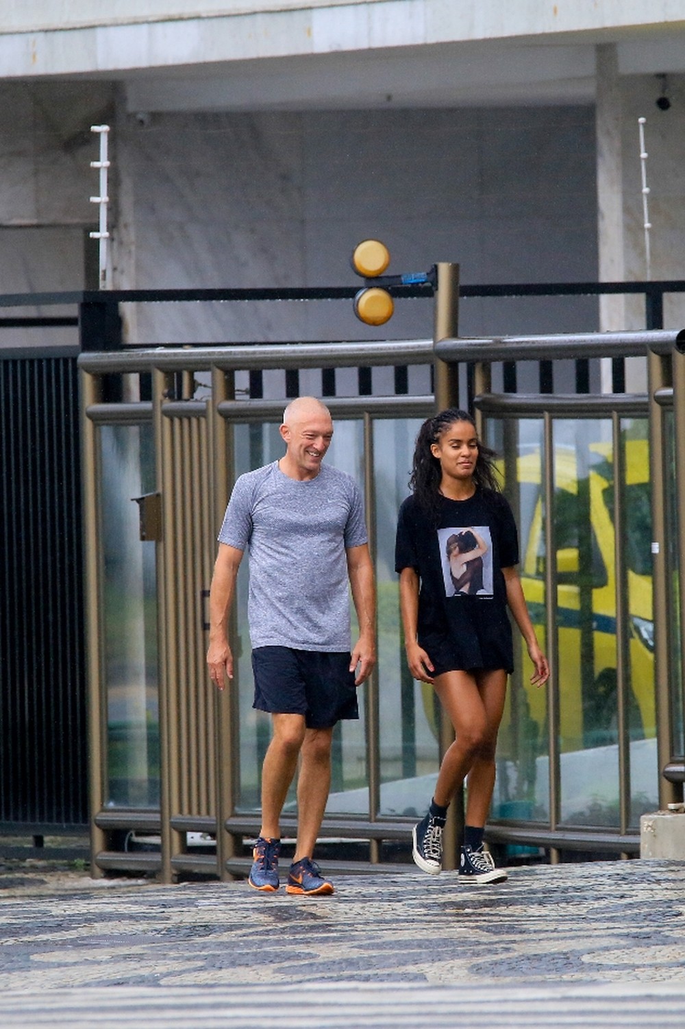 Vincent Cassel e Narah Baptista são vistos passeando juntos pelo Rio de ...