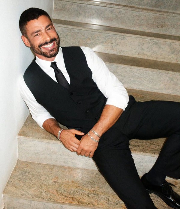 Cauã Reymond esbanja charme e estilo em novos cliques