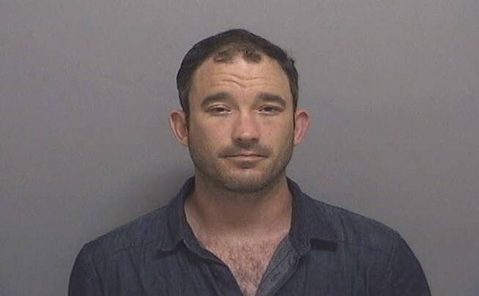 Preso homem que procurava Taylor Swift usando taco de baseball