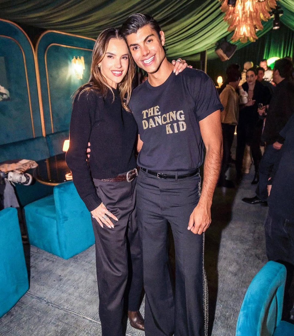 Alessandra Ambrosio protagoniza beijo romântico com Buck Palmer na neve ...