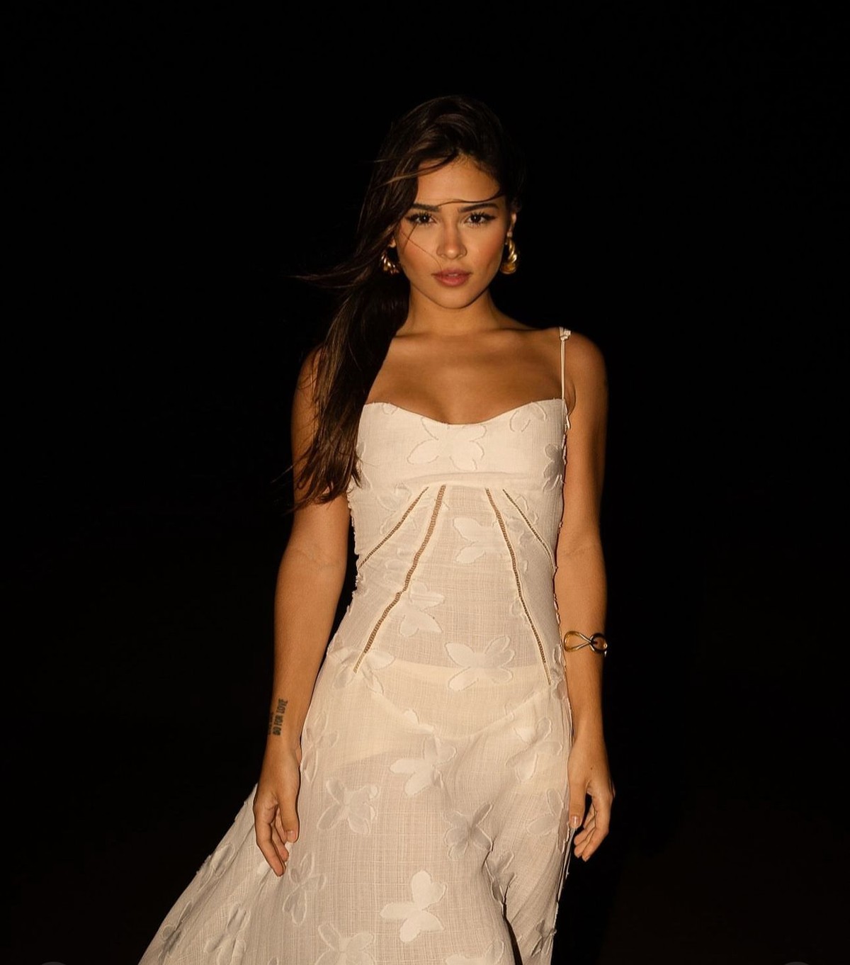 Giullia Buscacio ganha elogios ao posar de vestido branco