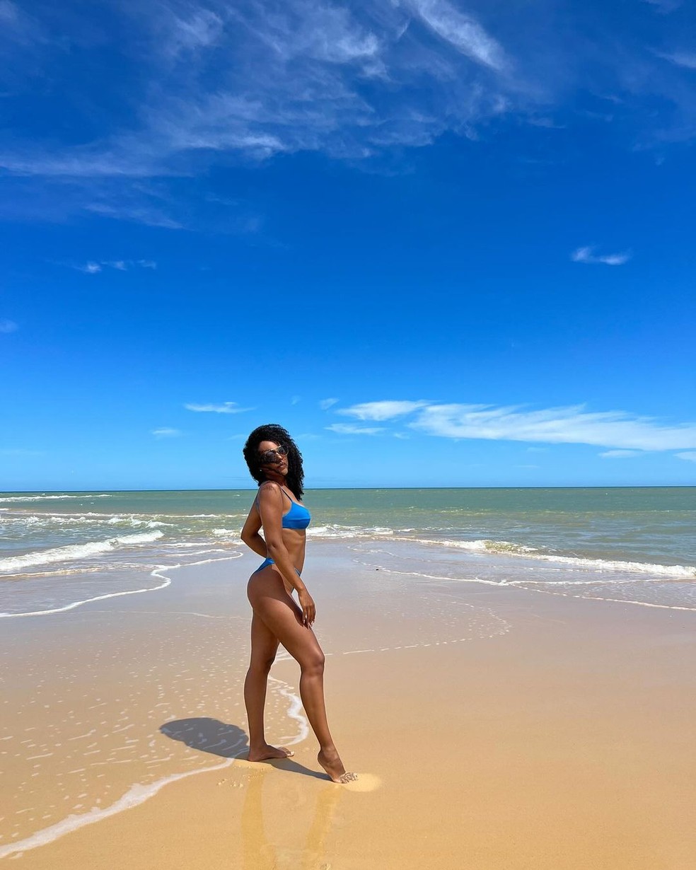Negra Li posa em cenário paradisíaco na Bahia
