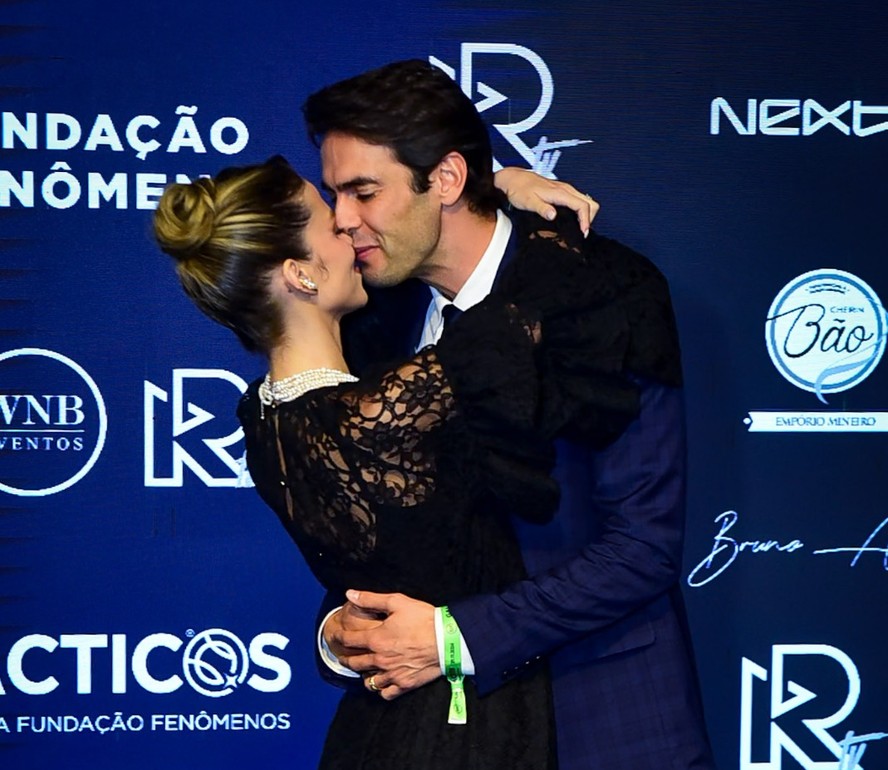 Kaká e esposa posam em clima de romance na 1ª edição do Leilão ...