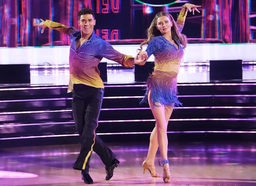 Golpista que inspirou 'Inventando Anna' exibe tornozeleira eletrônica ...