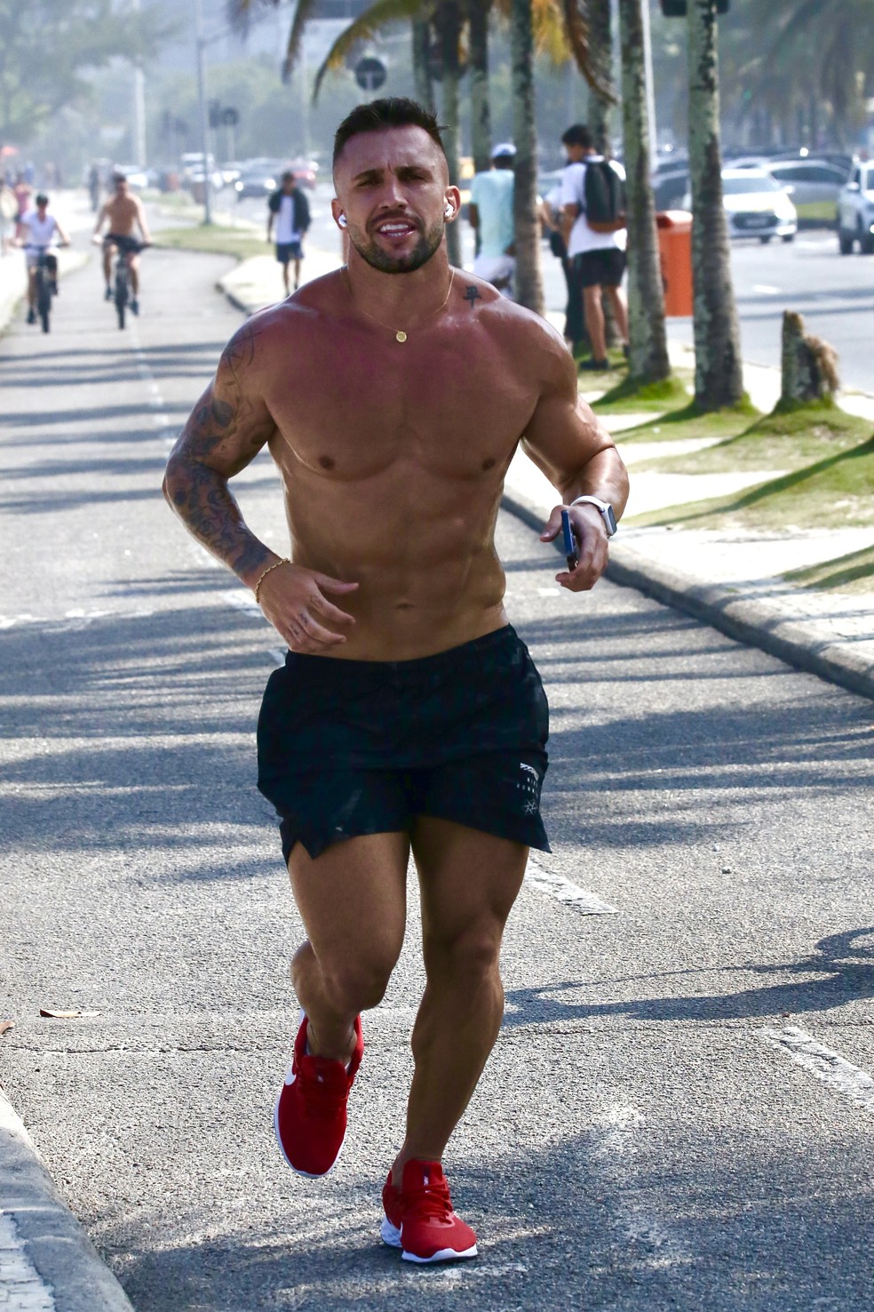 Arthur Picoli se exercita na orla da Barra da Tijuca
