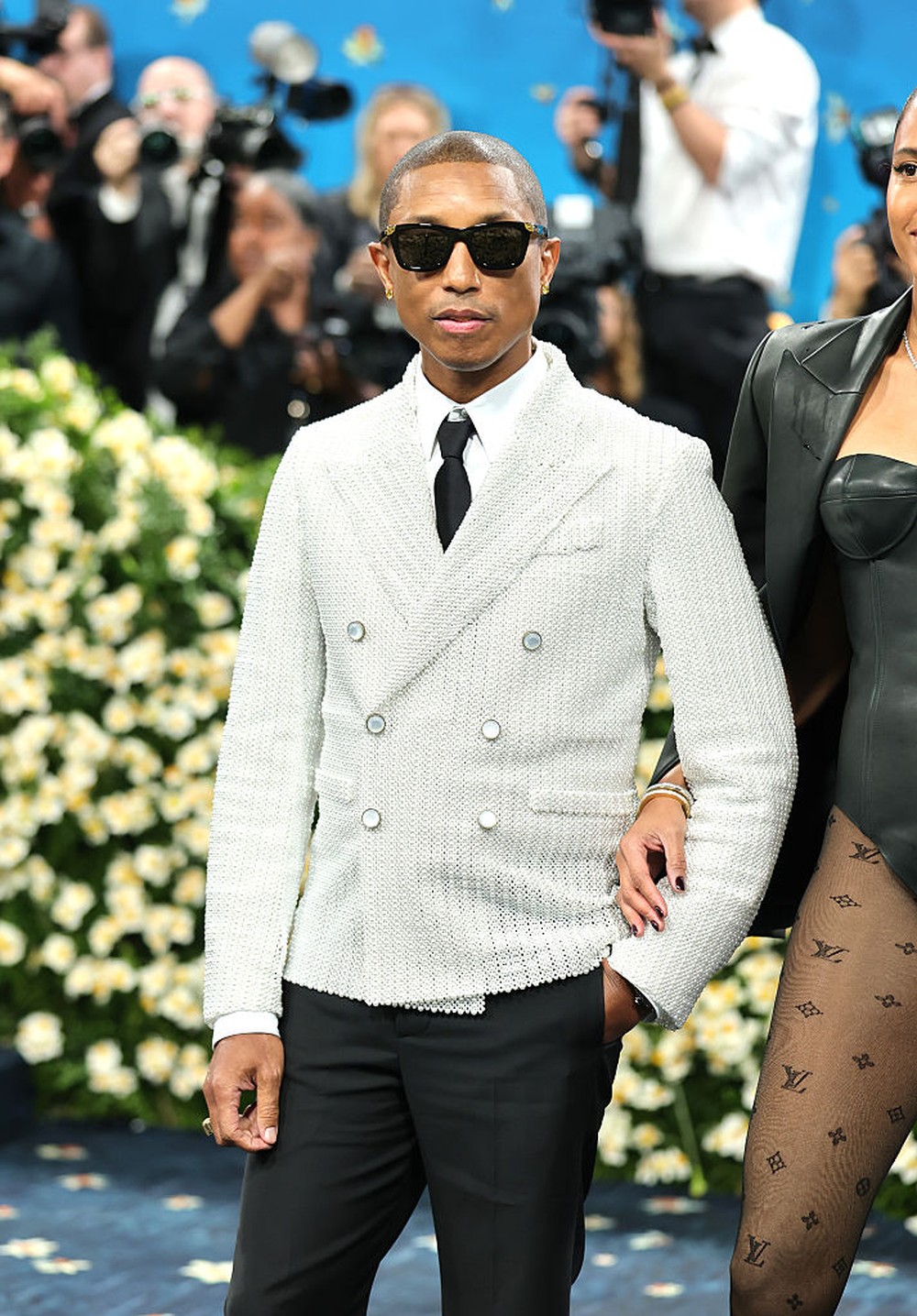 Pharrell Williams surge com joia personalizada de 20 quilates no Met ...