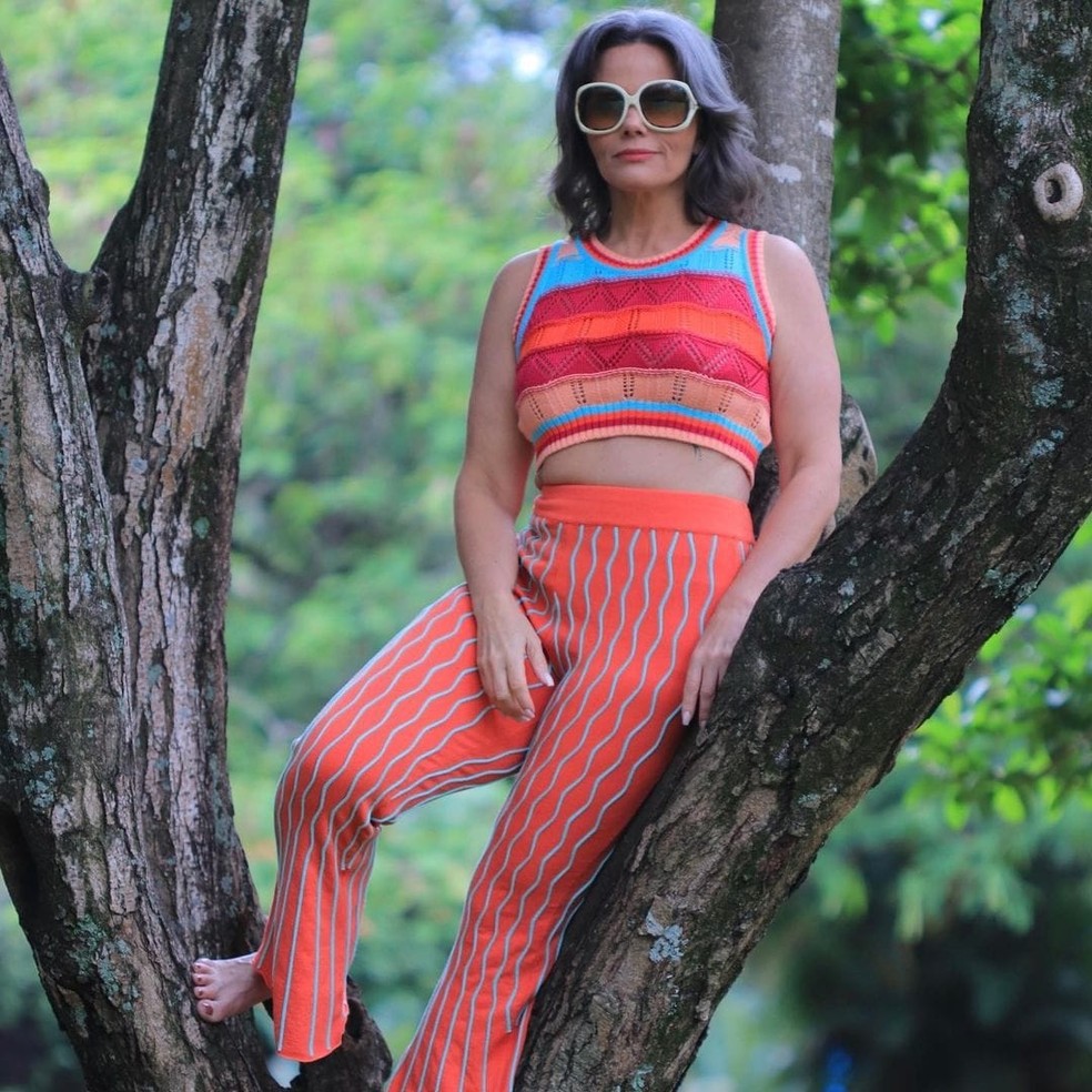 Maria Cândida sobe em árvore para celebrar a vida