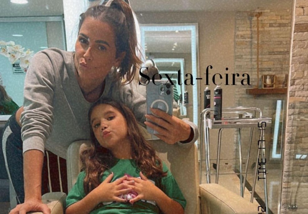 Deborah Secco encanta a web ao posar com Maria Flor