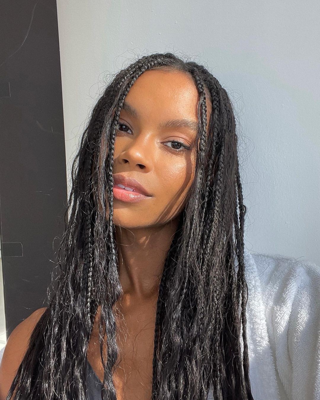 Gypsy braids: conheça o estilo de trança que promete dominar 2023