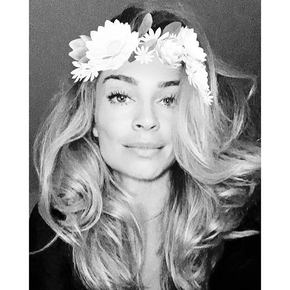 Grazi posta selfie com filtro divertido e seguidores se encantam