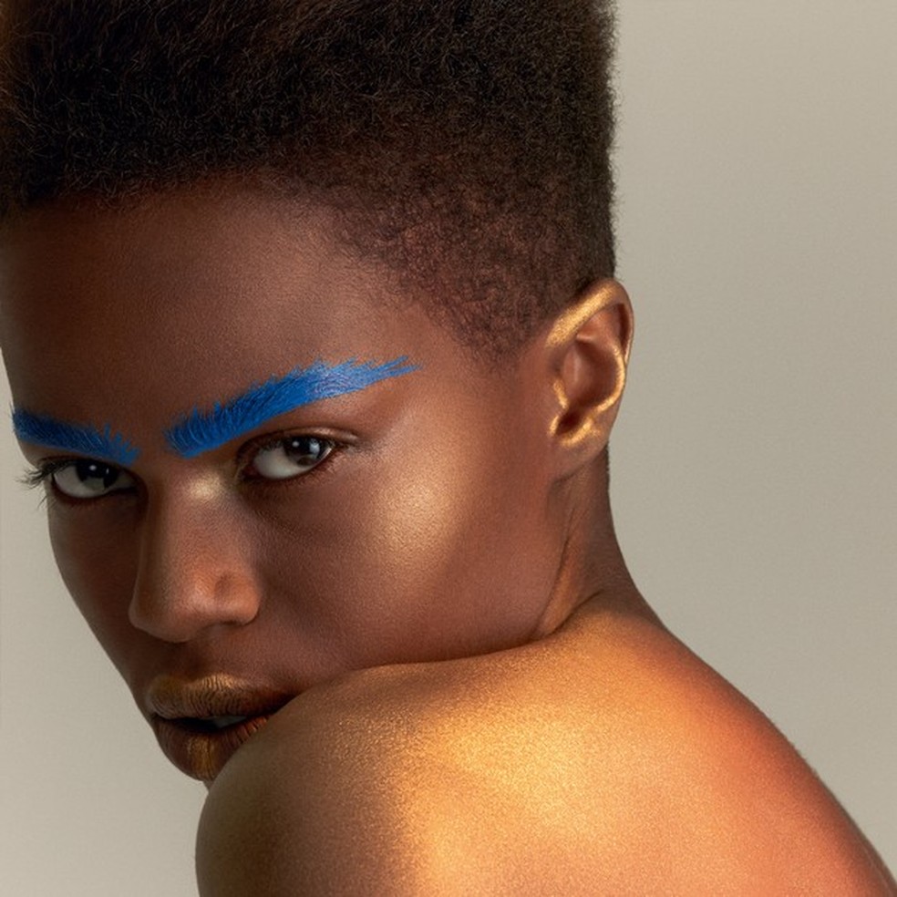 Azul com brilho: a cor definitiva da maquiagem da estação