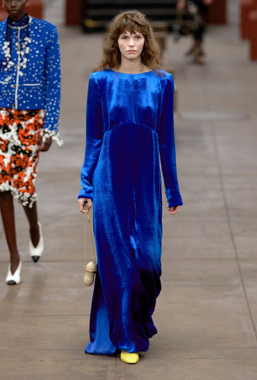 Do tapete vermelho ao street style, o azul cobalto promete bombar em 2026