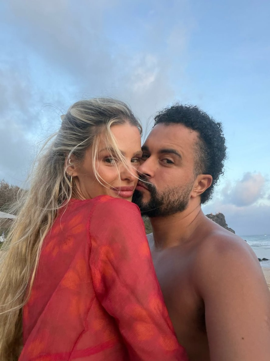 Yasmin Brunet posa em clima de romance com empresário Ronald Lopes