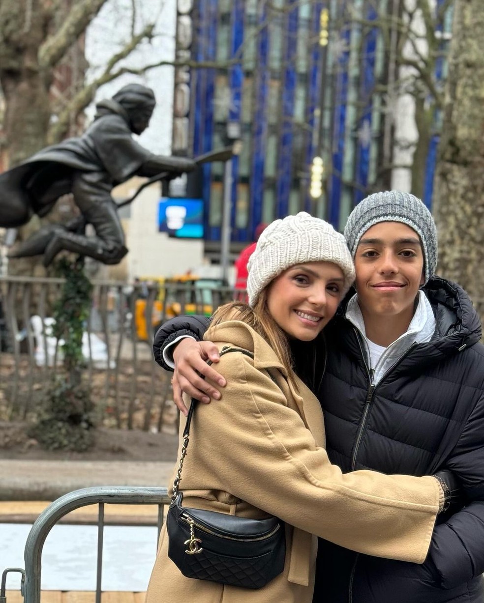 Carol Celico abre álbum de fotos de viagem a Londres