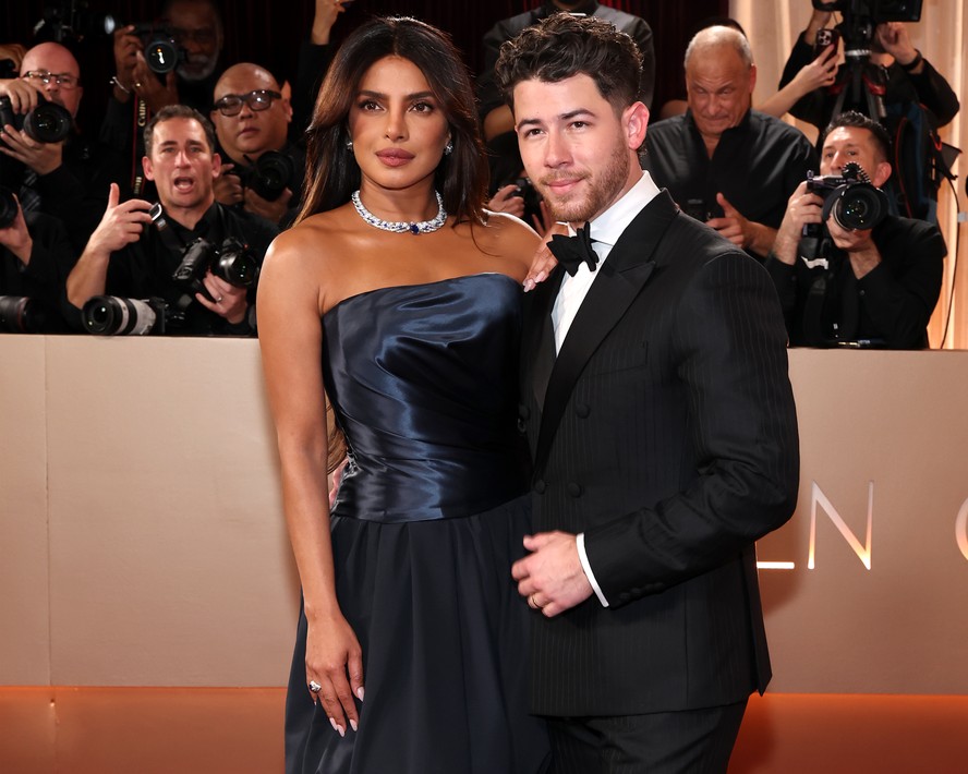 Nick Jonas e Priyanka Chopra puxam fila de casais no tapete vermelho do ...
