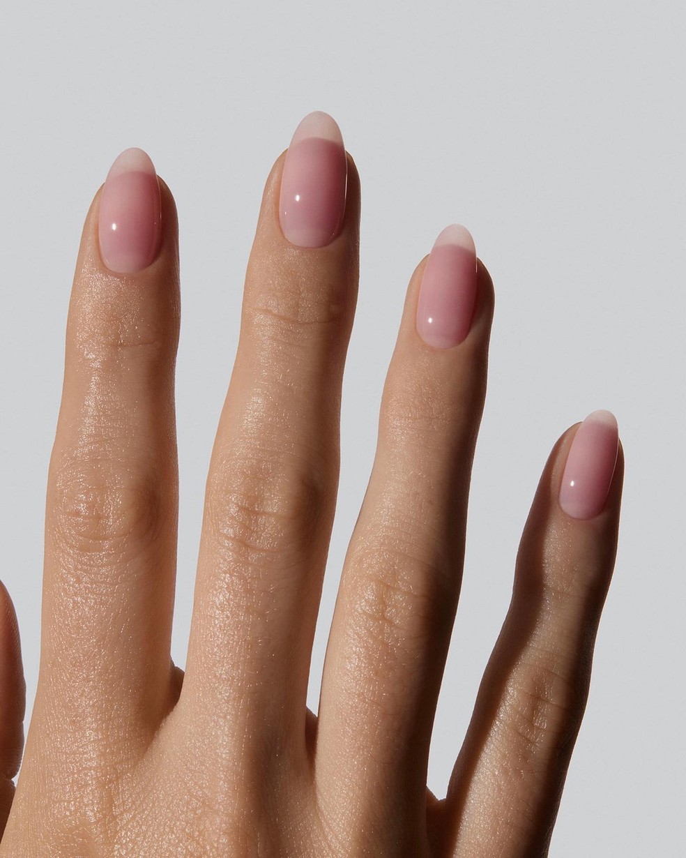 Nail tint: conheça a tendência que traz o efeito do lip tint para as unhas