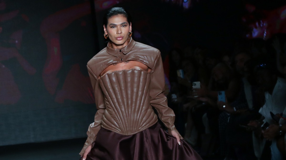 Pocah faz sua estreia na passarela do São Paulo Fashion Week